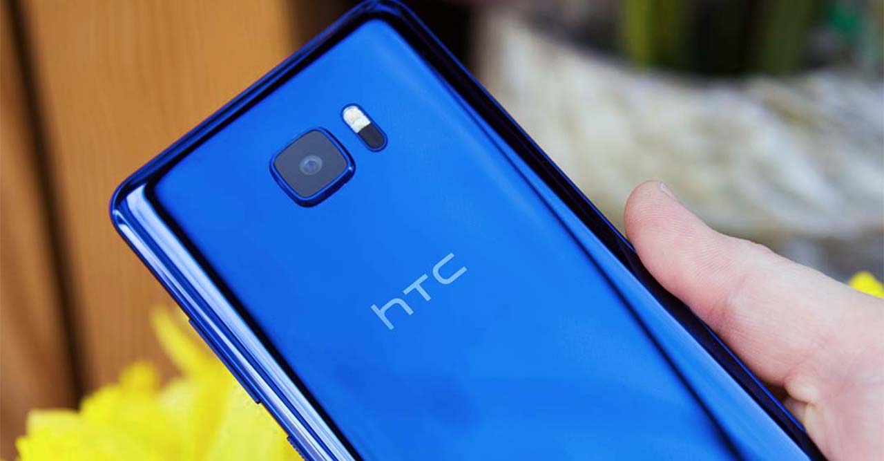 First look: HTC U Ultra big-screen flagship phone - revü